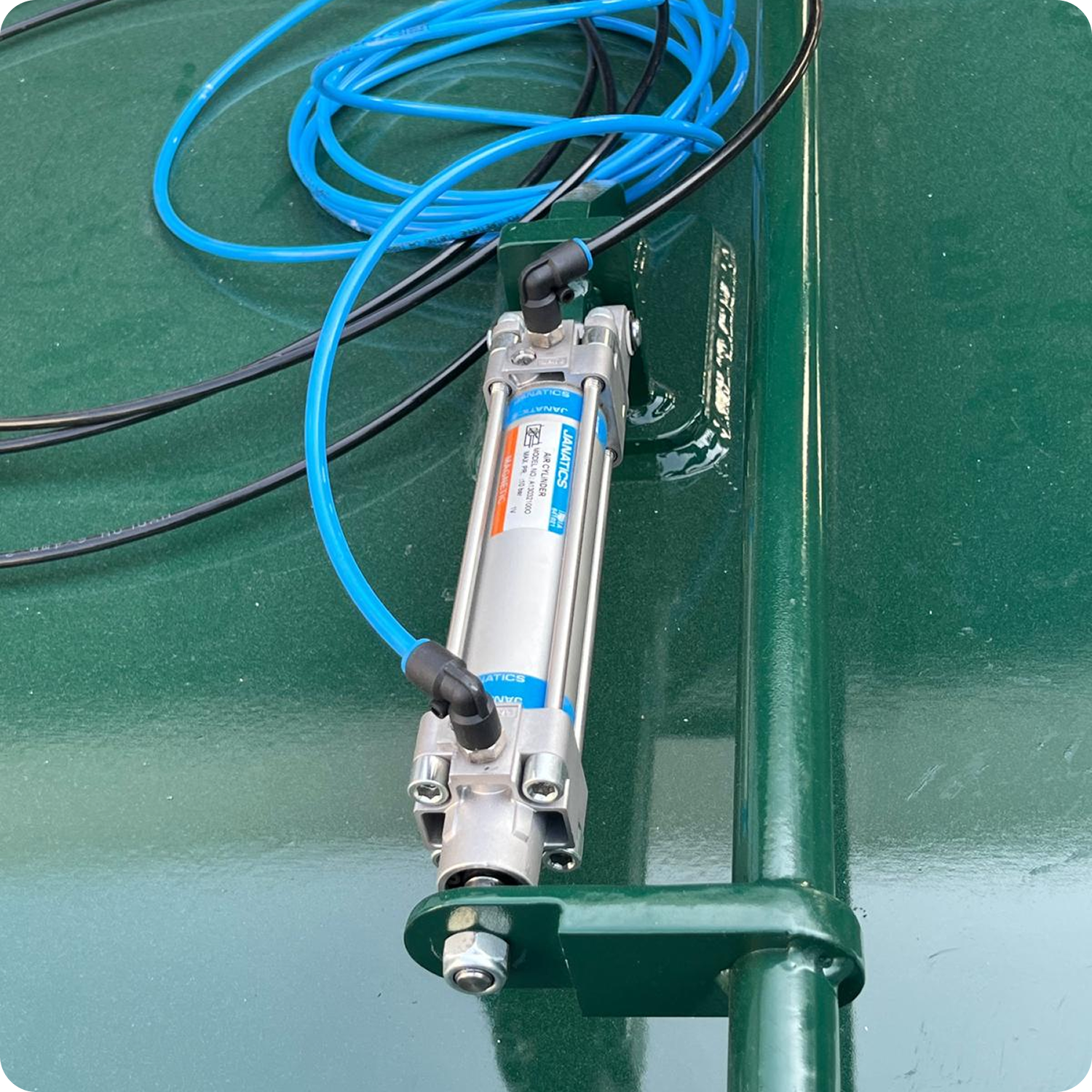 Pneumatically / Hydraulically operated door - MH First for Manufacturing